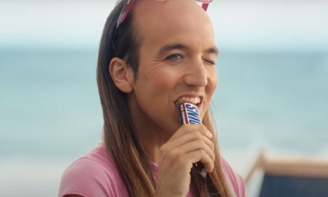 Polémica por un anuncio de Snickers: "Qué divertido hacer un anuncio ...